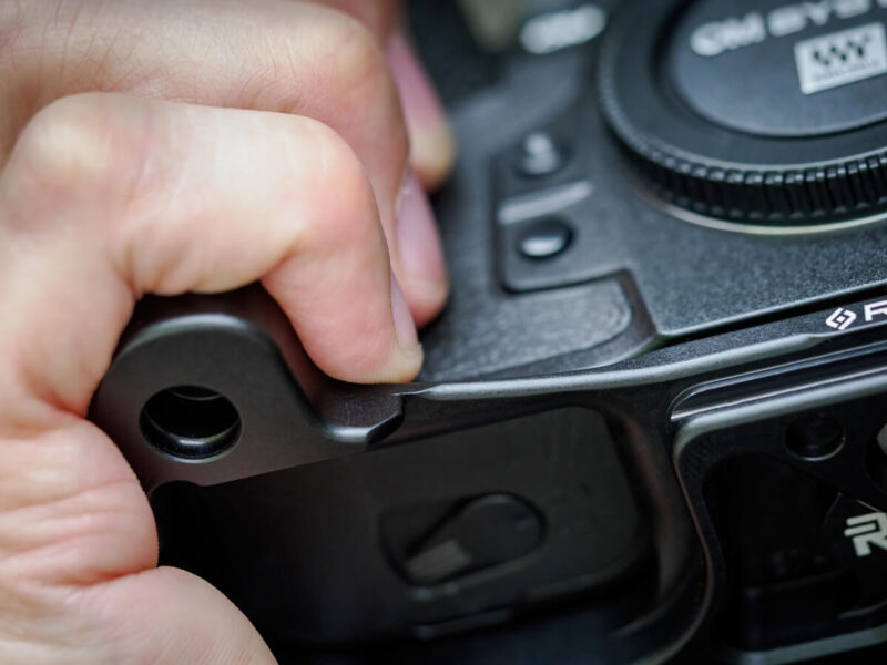 Review: RRS BOM1-LS L-Bracket for OM System OM-1 Mark II for better ...